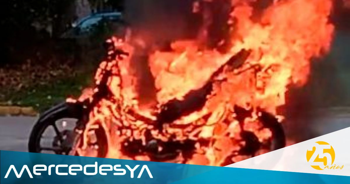 Una moto en llamas en la Avenida 40. Investigan posible incendio ...